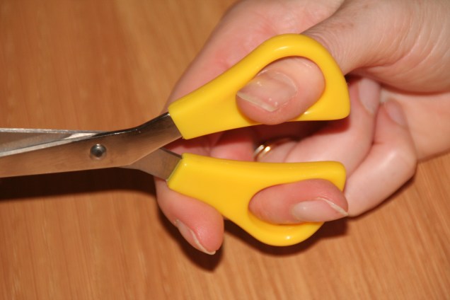 How to hold scissors